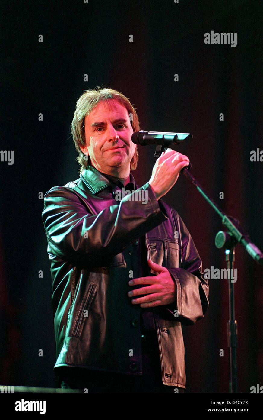 PA NEWS PHOTO 27/6/98 CHRIS DE BURGH SINGS AT THE DIANA, PRINCESS OF ...