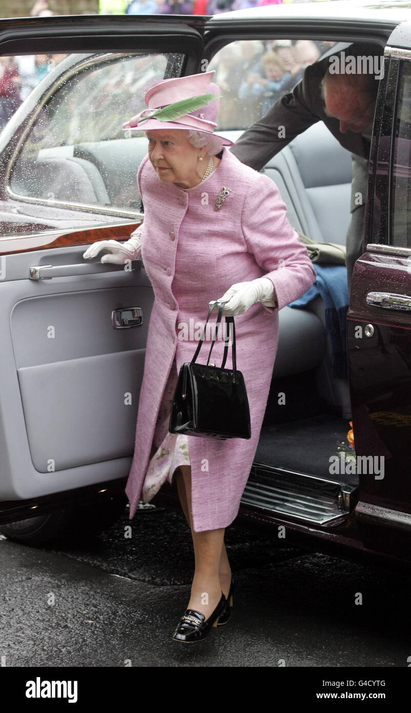 Queen elizabeth ii arrives at alnwick youth hostel hi-res stock ...