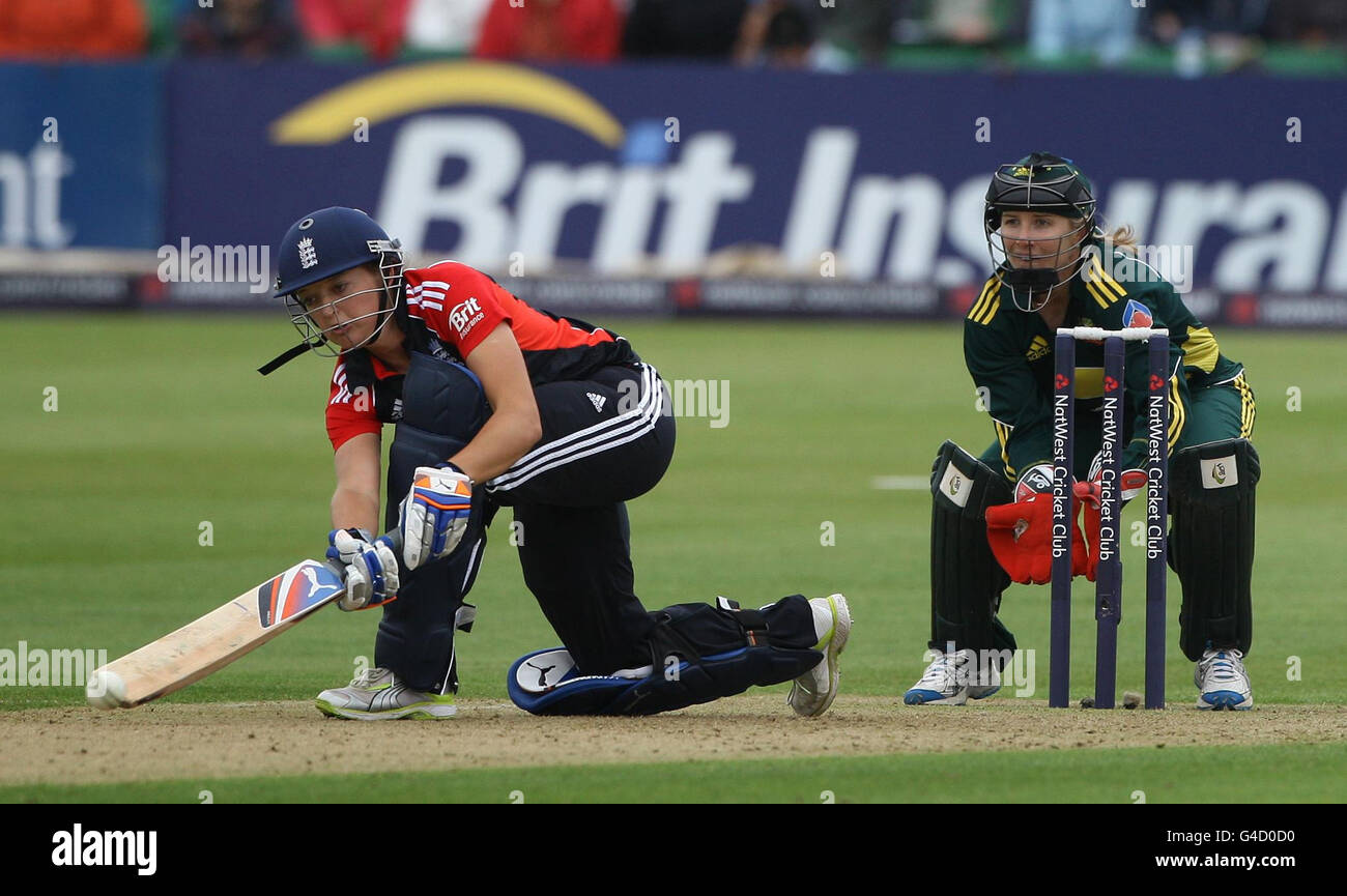Wicketkeeper batter hi-res stock photography and images - Alamy