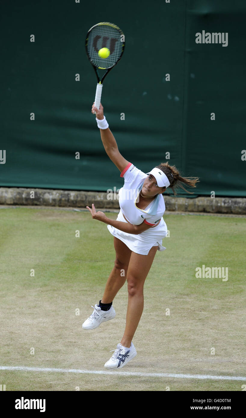 Tennis wimbledon full length serving mangdm hi-res stock photography ...