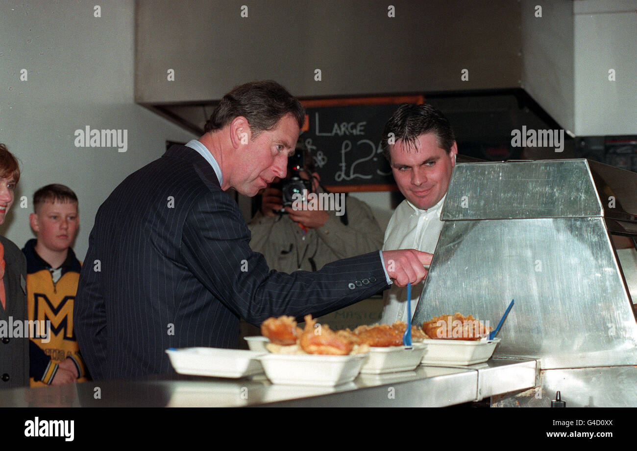PA NEWS PHOTO 25/3/97 THE PRINCE OF WALES SAMPLES CHIPS AT THE "MASTER ...