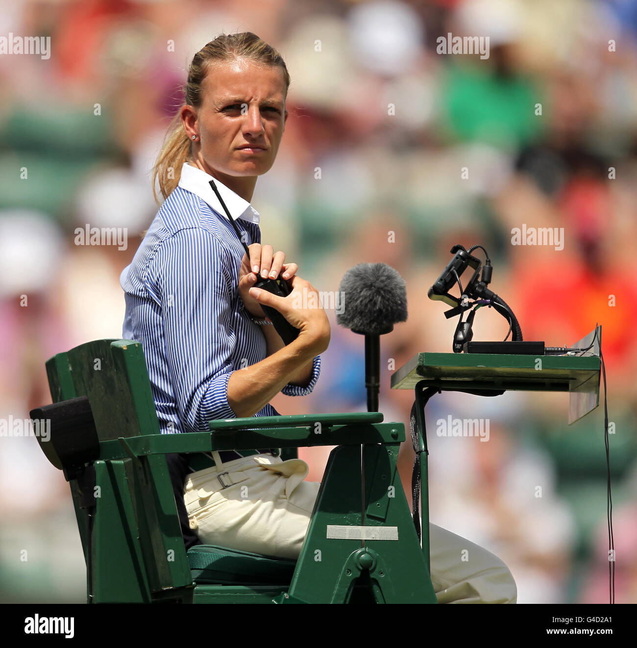 Female tennis umpire hi-res stock photography and images - Alamy