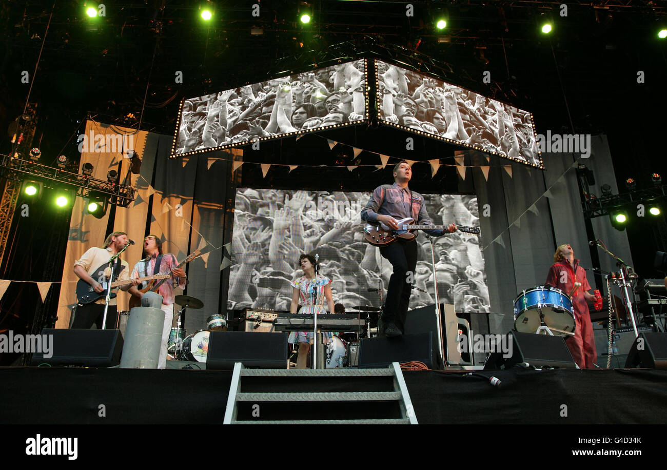 Showbiz arcade full length live on stage mangsk hi-res stock ...