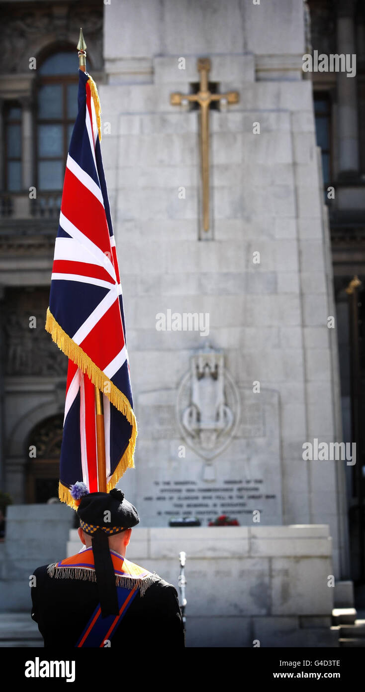 Ahead orange order parade through city hi-res stock photography and ...