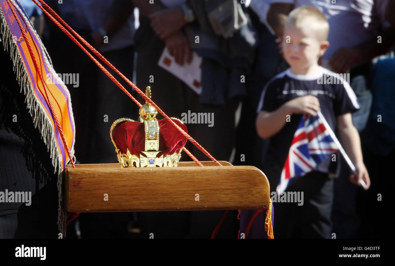 Ahead orange order parade through city hi-res stock photography and ...
