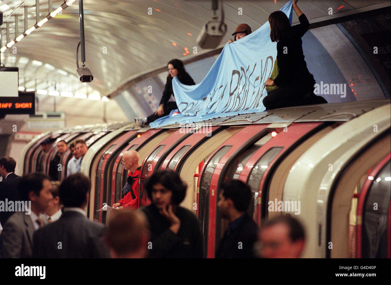 Bank underground station central line platform hi-res stock photography ...