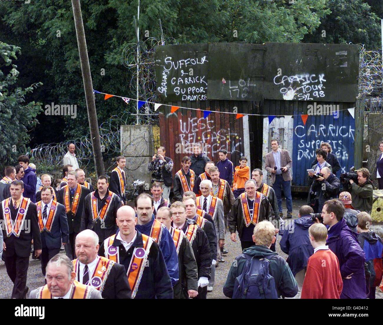 Marching down garvaghy road drumcree church today monday hi-res stock ...