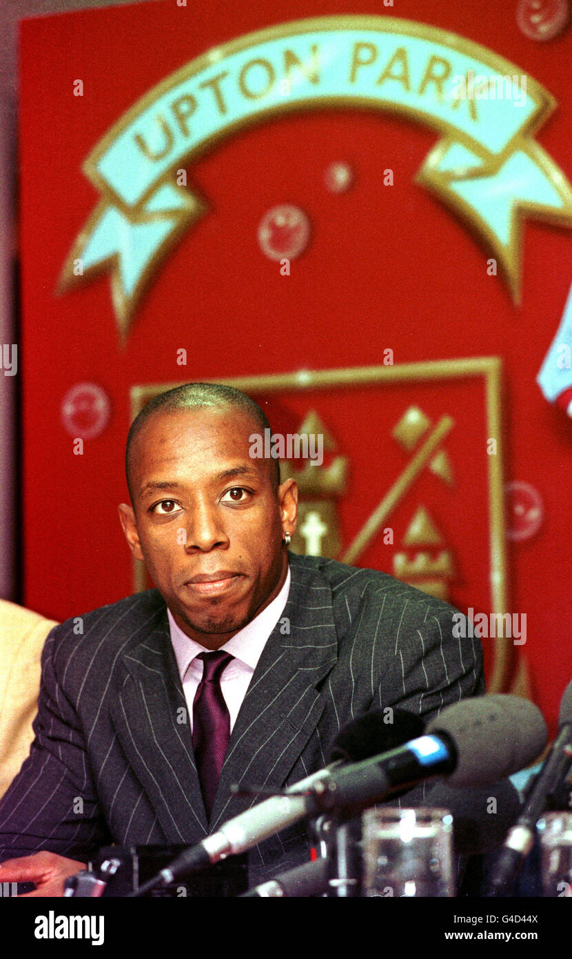 IAN WRIGHT SIGNS FOR WEST HAM Stock Photo - Alamy