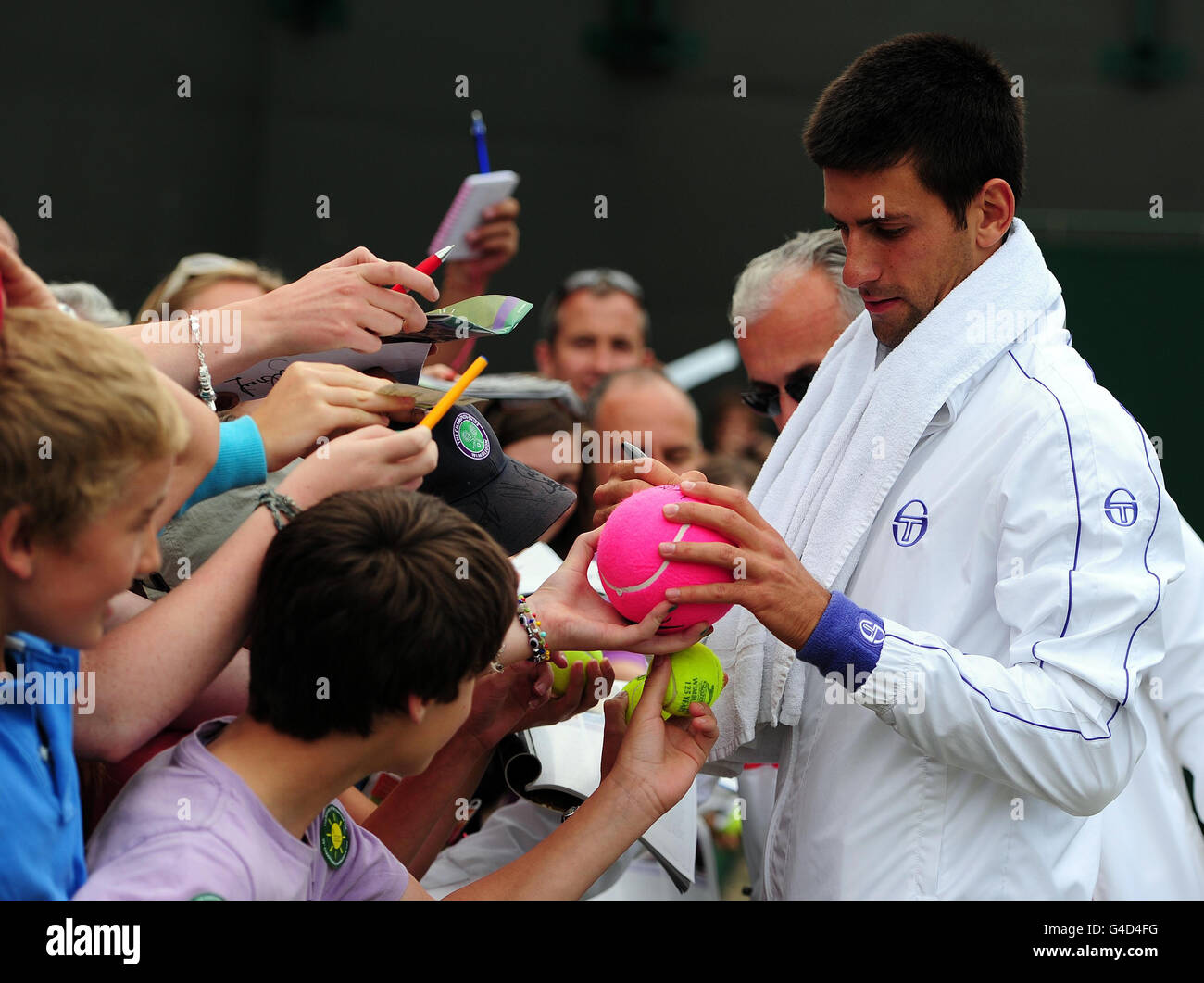 10002 tennis wimbledon half length mid signing mangrr hi-res stock ...