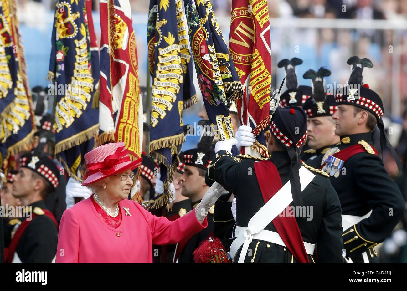 Queen presents regiment new Colours Stock Photo - Alamy