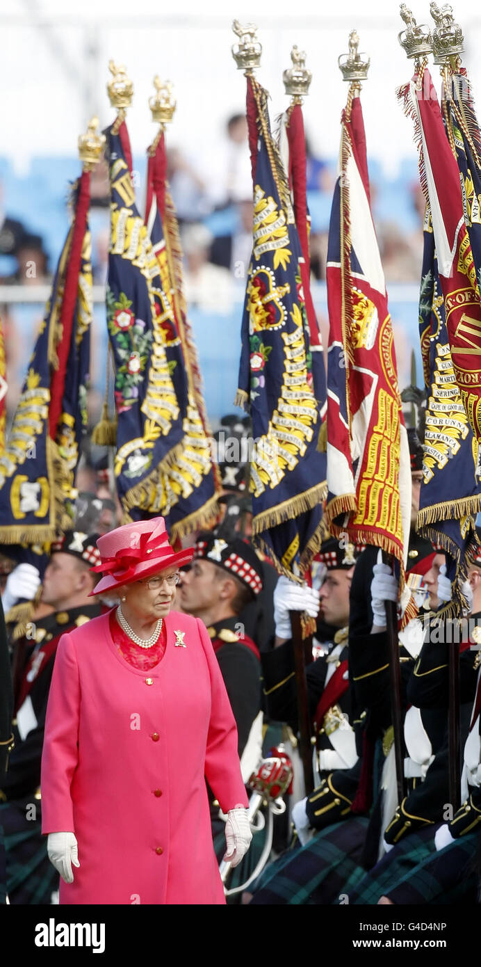 Queen presents regiment new Colours Stock Photo - Alamy