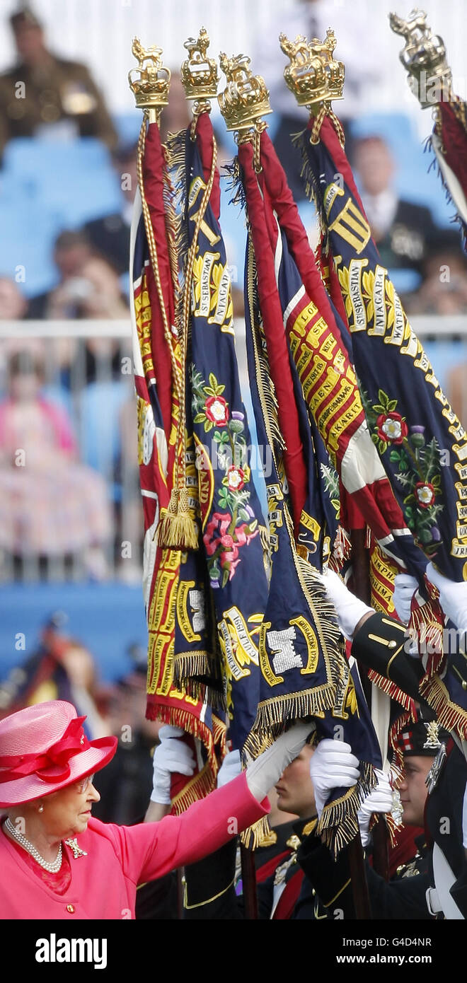 Queen presents regiment new Colours Stock Photo - Alamy