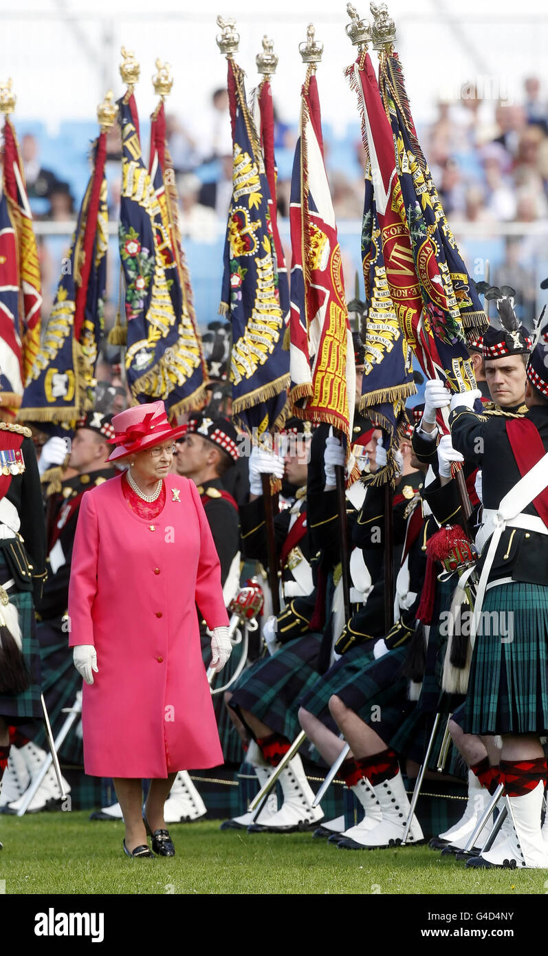 Queen presents regiment new Colours Stock Photo - Alamy
