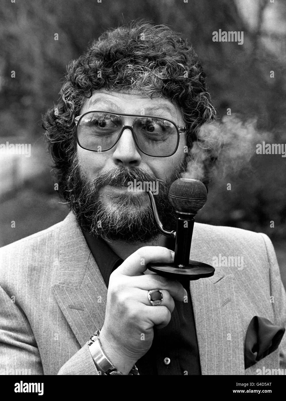 DJ DAVE LEE TRAVIS AT THE SAVOY HOTEL IN LONDON TRIES A PIPE SHAPED ...