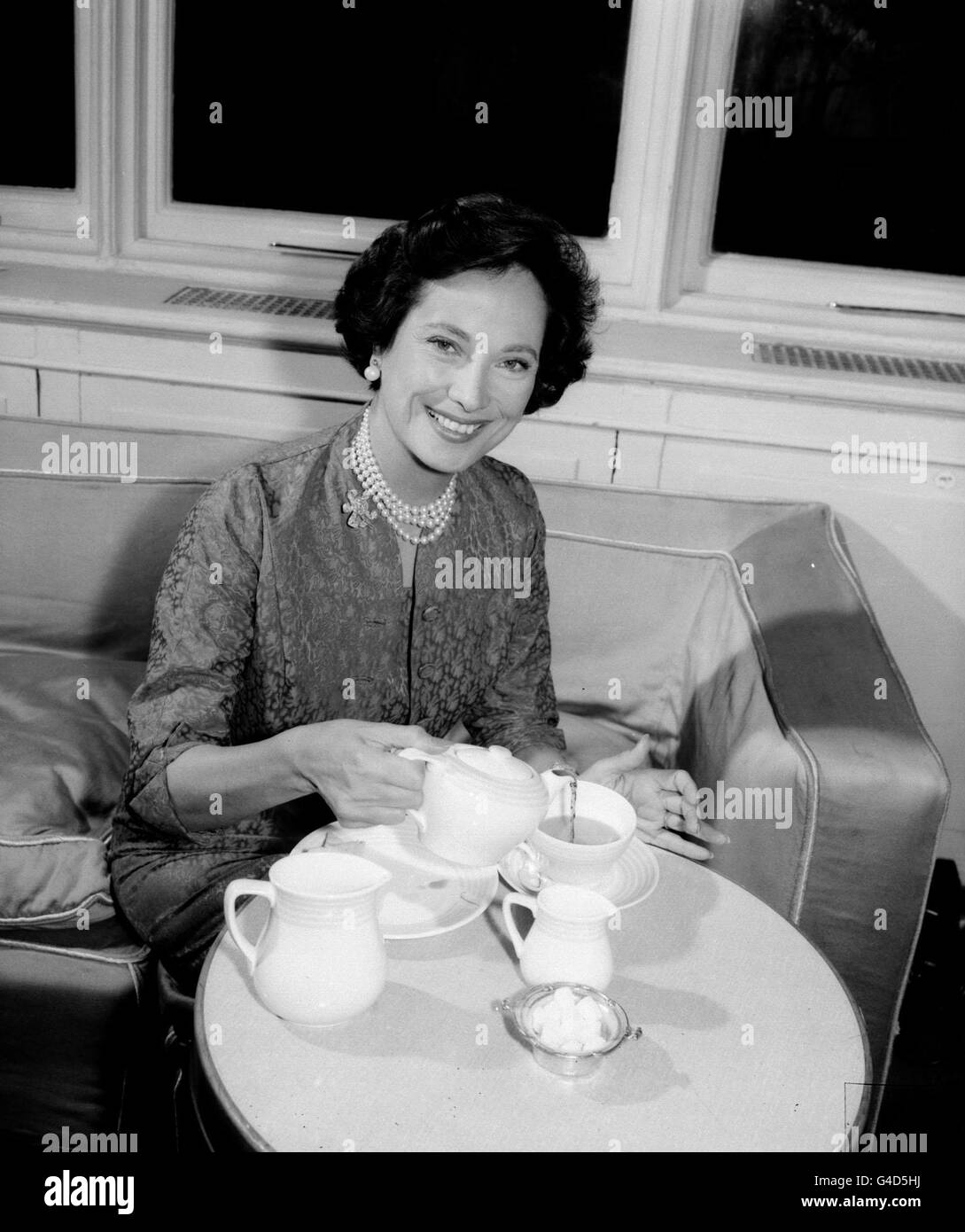 PA NEWS PHOTO 3/4/56 A LIBRARY PICTURE OF MERLE OBERON AT THE SAVOY ...