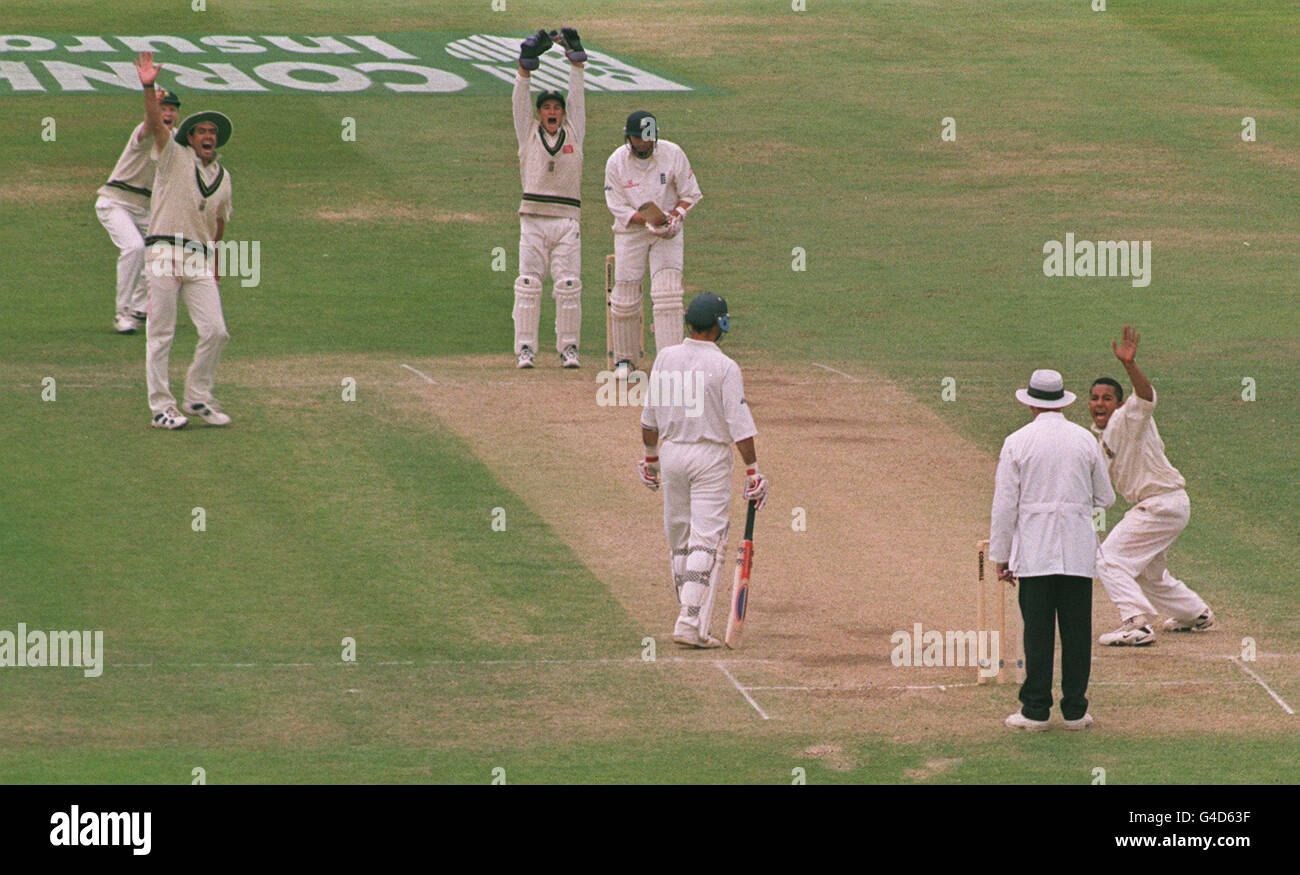 Umpire adams hi-res stock photography and images - Alamy