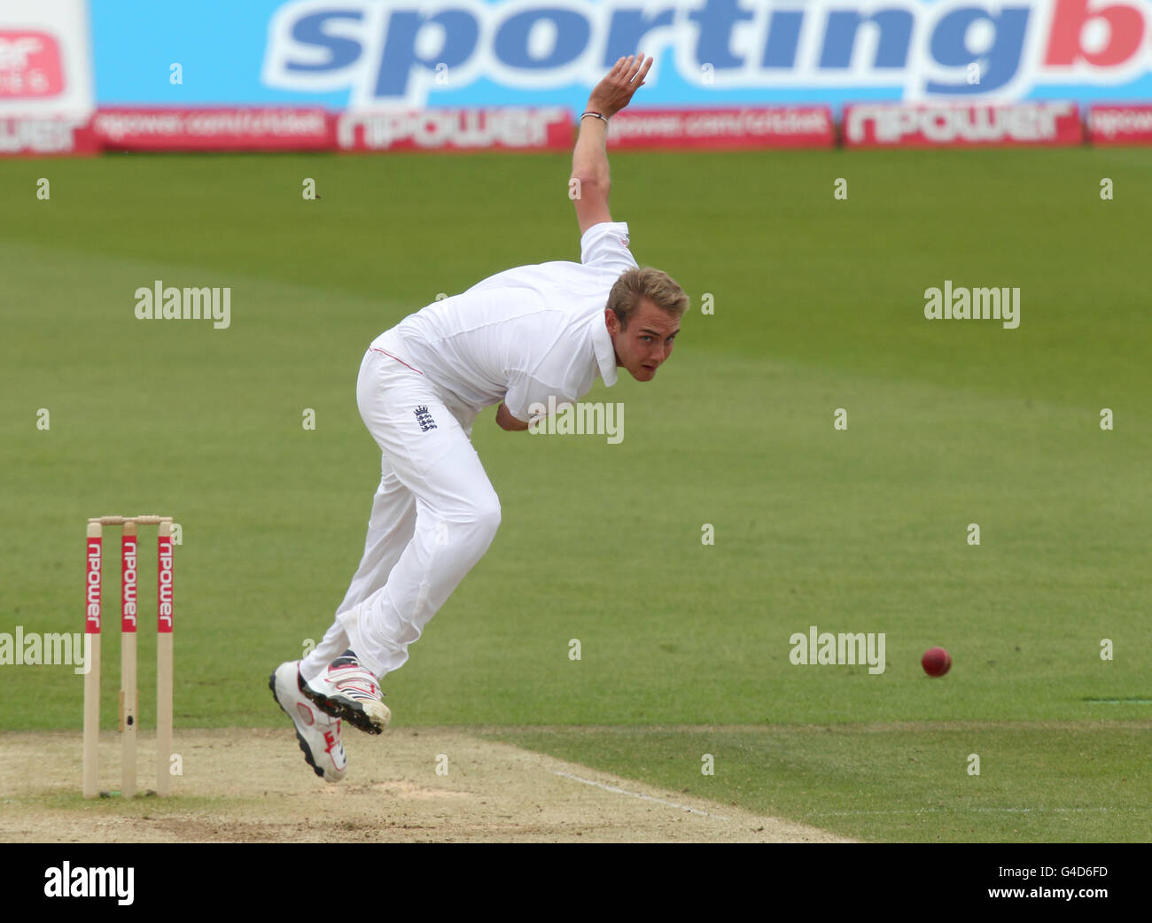 Cricket bowling bowls bowl hi-res stock photography and images - Alamy