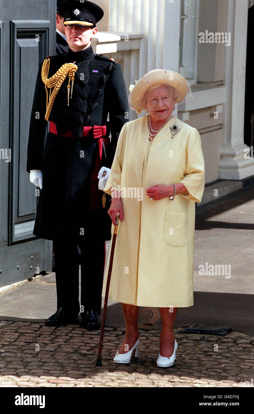 PA NEWS PHOTO 4/8/98 THE QUEEN MOTHER STANDS AT THE GATES OF CLARENCE ...