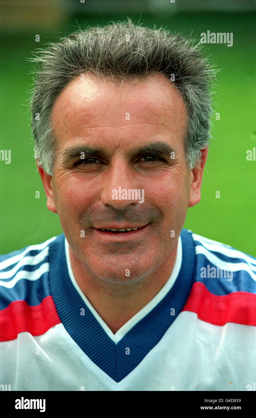 PA NEWS PHOTO 4/8/98 DAVID BUTLER MANAGEMENT STAFF OF CRYSTAL PALACE F ...