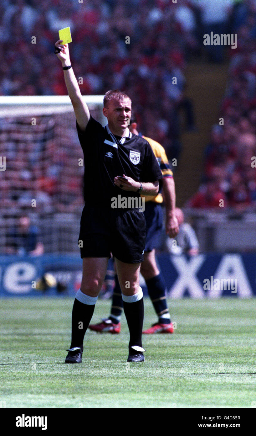 REFEREE GRAHAM POLL SHOWS A YELLOW CARD DURING THE 1998 FA CHARITY ...
