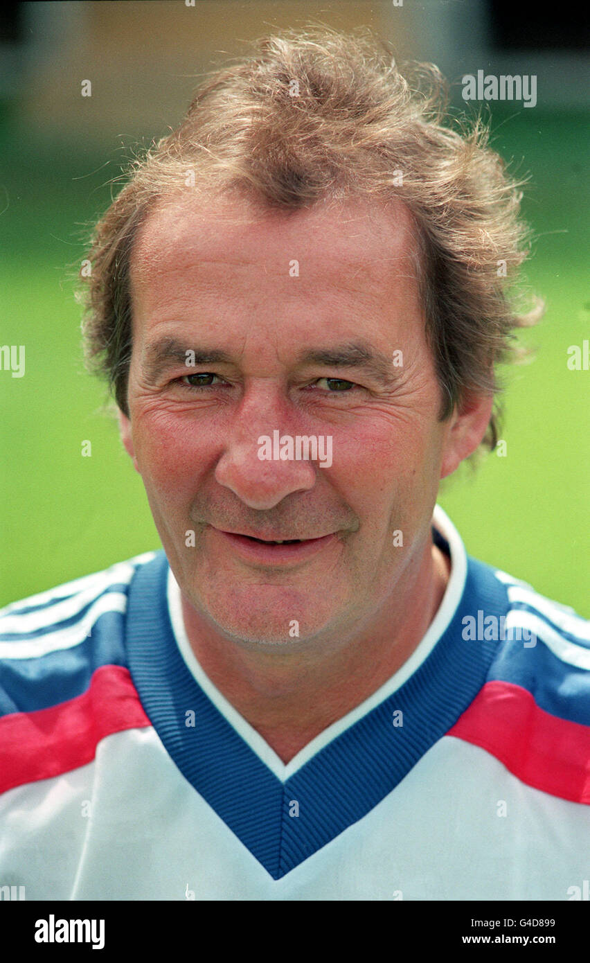 PA NEWS PHOTO 4/8/98 STEVE KEMBER MANAGEMENT STAFF OF CRYSTAL PALACE F ...