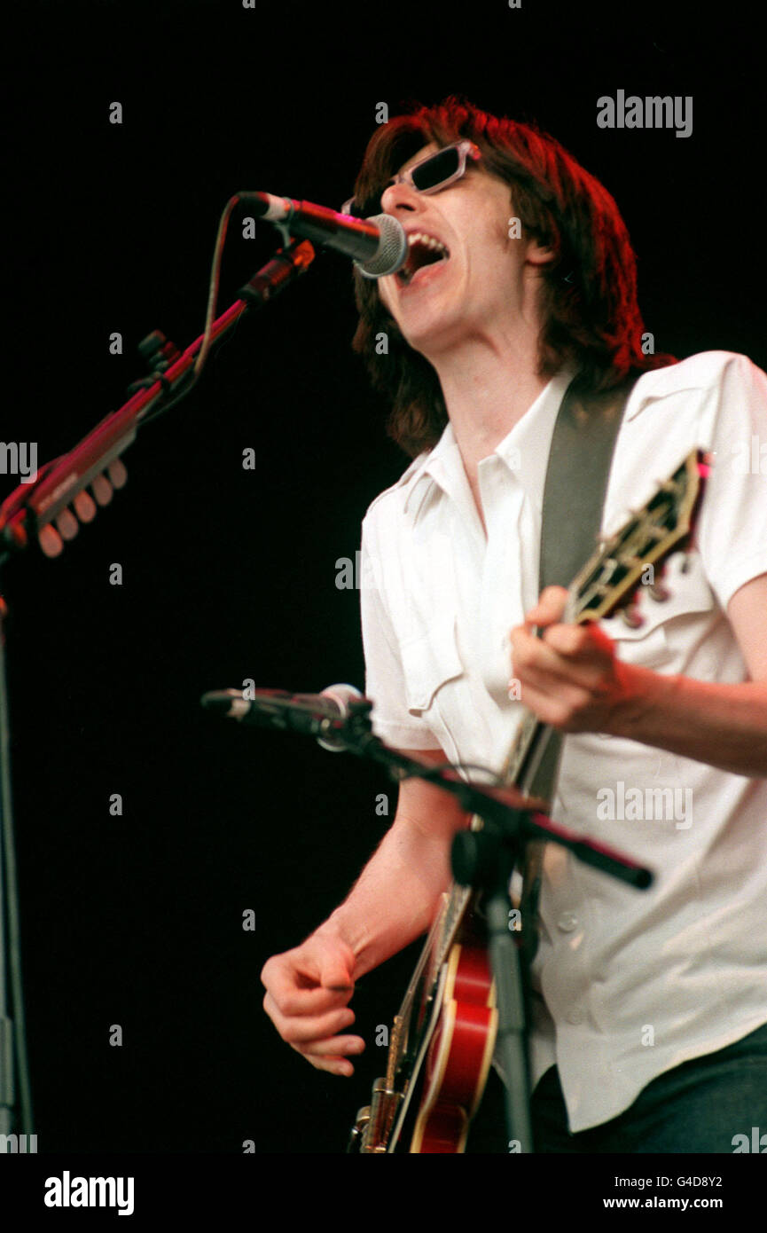 PA NEWS PHOTO 25/7/98 BERNARD BUTLER ON STAGE DURING THE "PULP" CONCERT ...