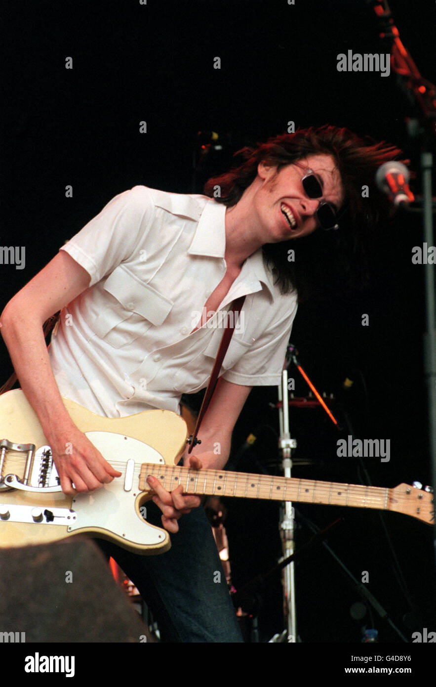PA NEWS PHOTO 25/7/98 BERNARD BUTLER ON STAGE DURING THE "PULP" CONCERT ...