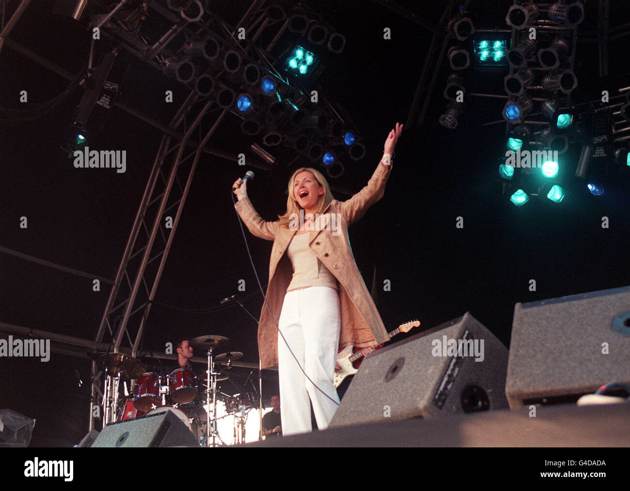 PA NEWS PHOTO 22/8/98 SARAH CRACKNELL OF THE BAND ST ETIENNE ON STAGE ...