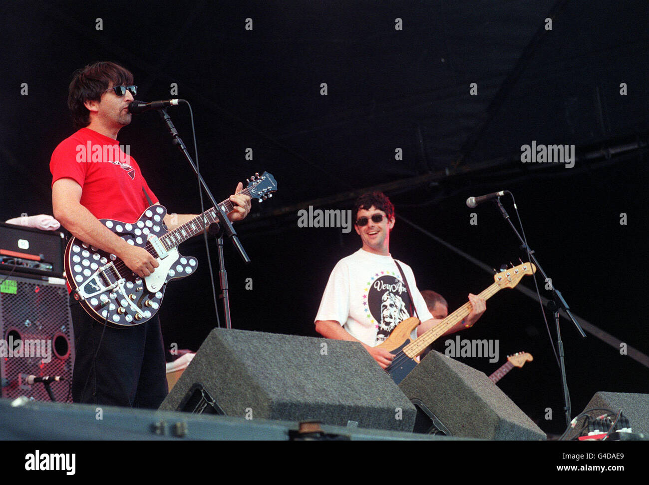 PA NEWS PHOTO 22/8/98 IAN BROUDIE (LEFT) AND OTHER MEMBERS OF THE BAND ...