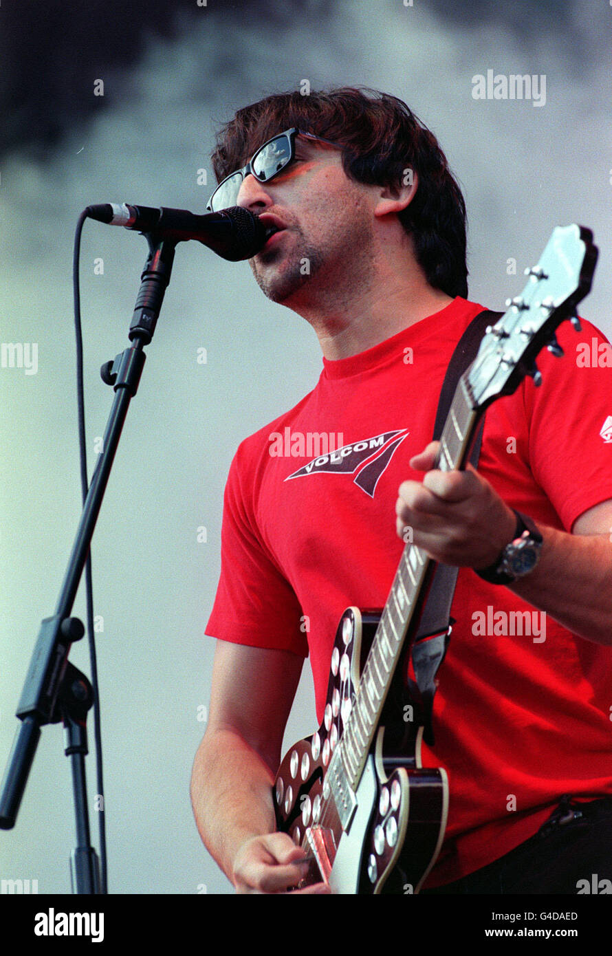 PA NEWS PHOTO 22/8/98 IAN BROUDIE OF THE BAND 'THE LIGHTNING SEEDS' ON ...