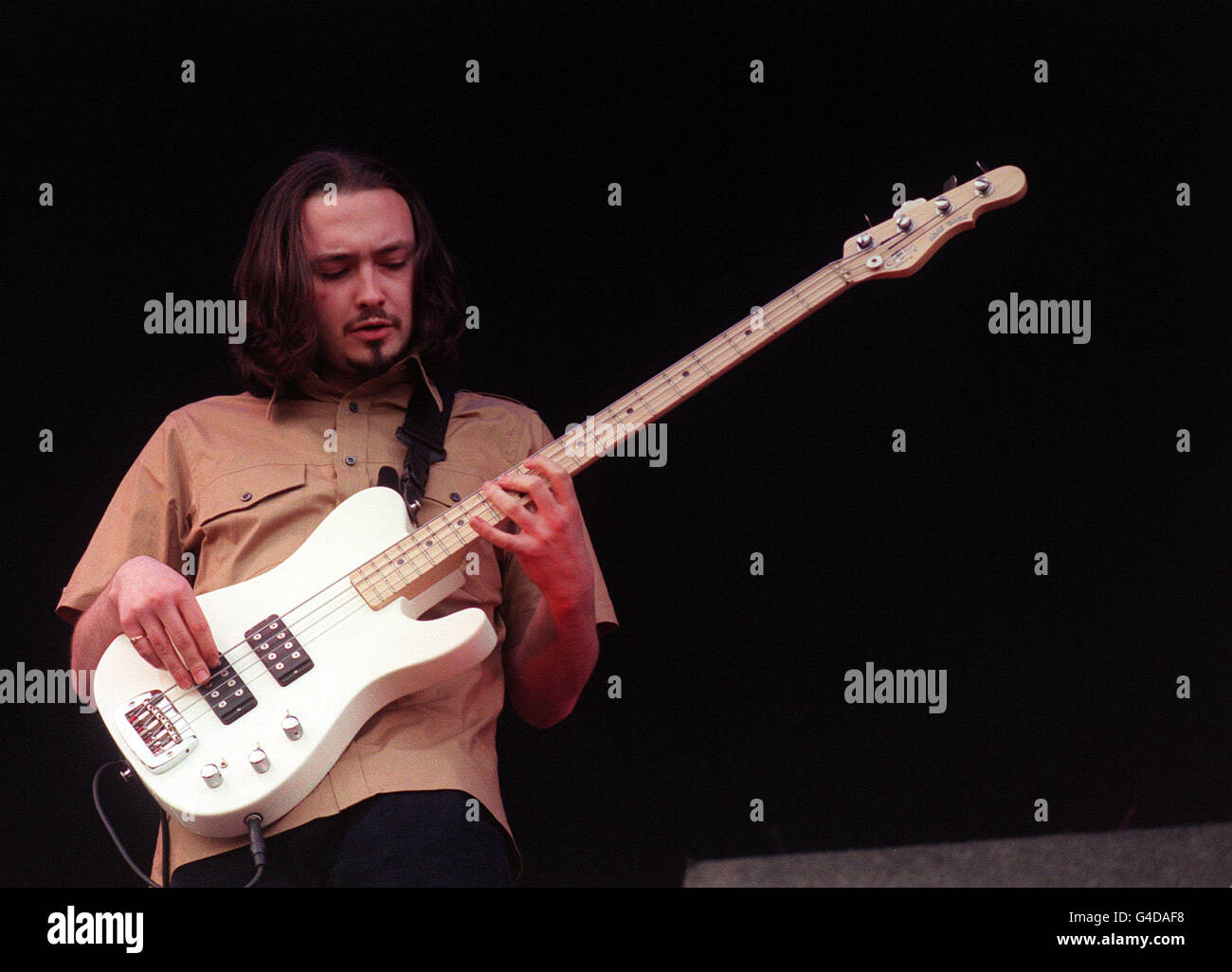 STUART FLETCHER OF THE BAND THE SEAHORSES ON STAGE AT THE V98 VIRGIN ...