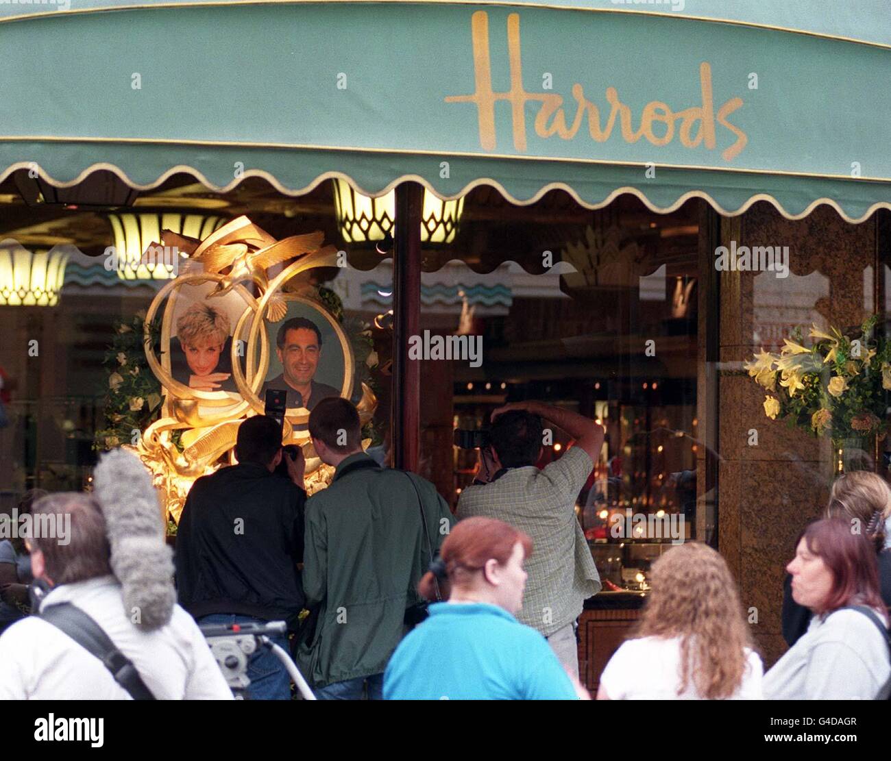 Harrods shrine princess diana dodi hi-res stock photography and images ...