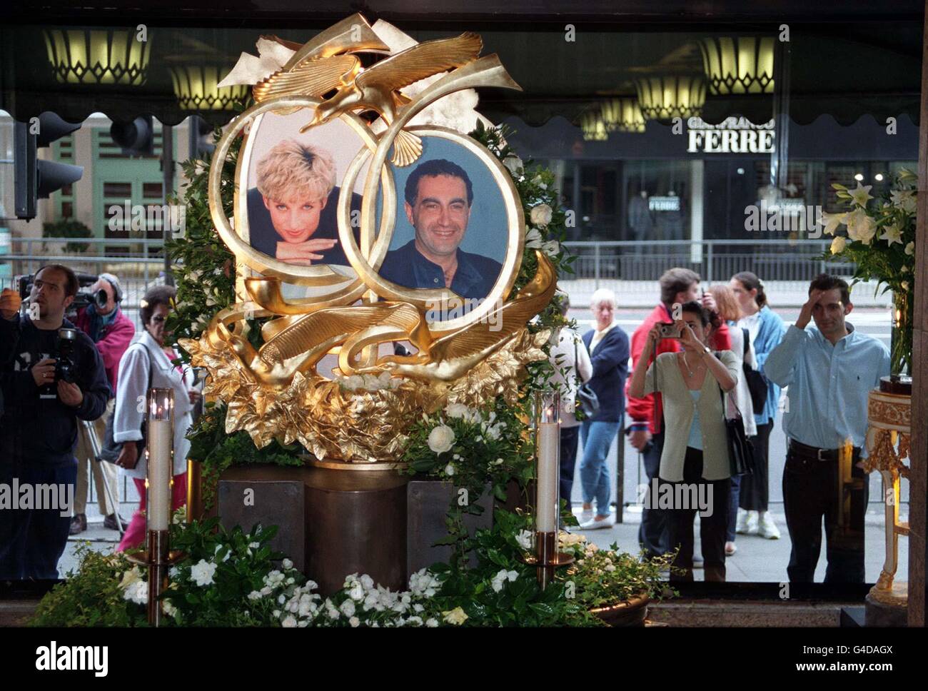 Harrods Shrine Princess Diana Dodi Stock Photos & Harrods Shrine ...