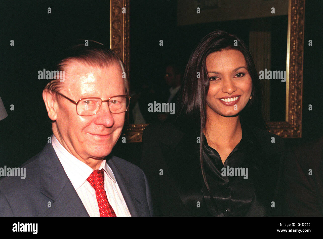 PA NEWS PHOTO 8/9/98 REIGNING MISS WORLD DIANA HAYDEN, FROM INDIA, WITH ...