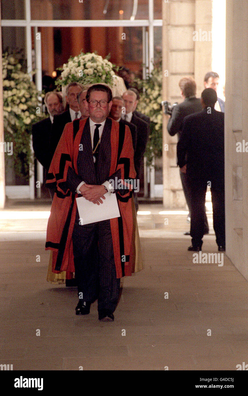 PA NEWS PHOTO 8/9/98 THE FUNERAL PROCESSION OF PRESS BARON LORD ...