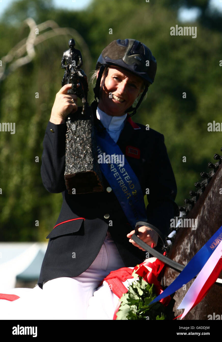 Tina Fletcher celebrates winning the Carpet right Derby on Promised ...