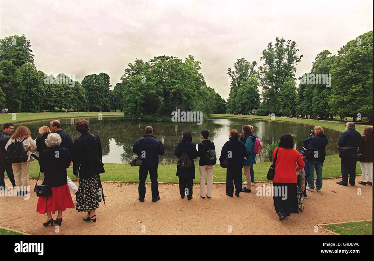 Oval lake althorp hi-res stock photography and images - Alamy