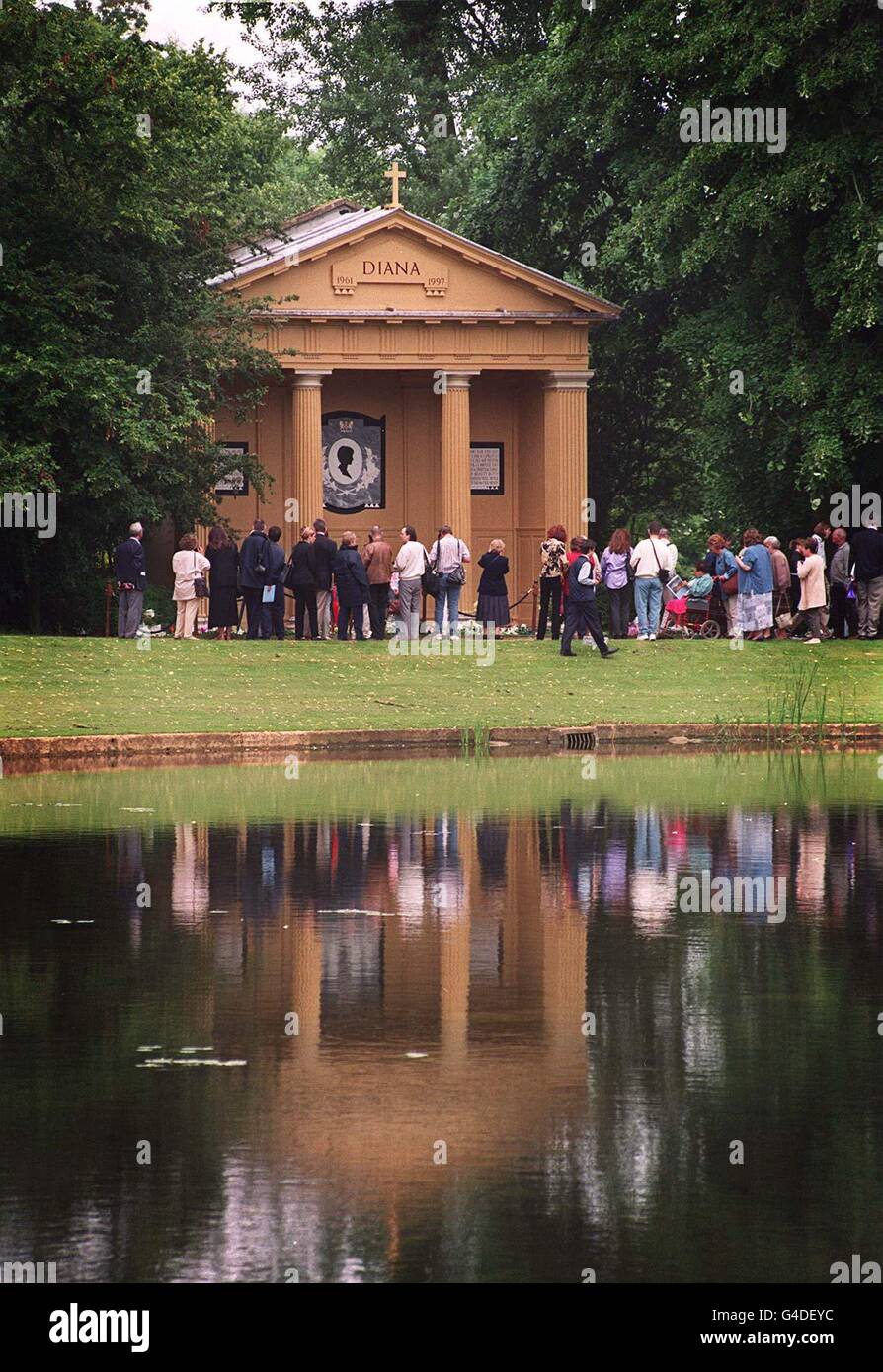 Althorp Temple reflec 2 Stock Photo - Alamy