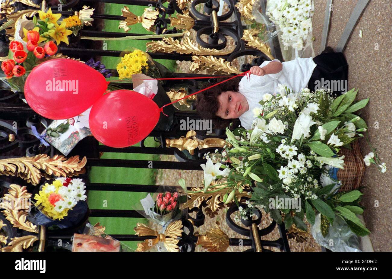 Paula Cogan lays a wreath outside Kensington Palace gates to ...