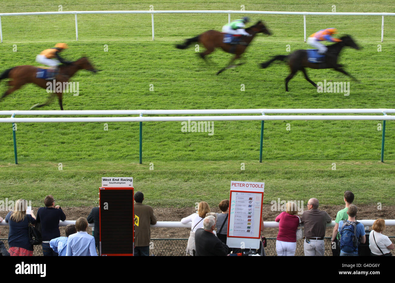 Horse racing summer season warwick racecourse hi-res stock photography ...