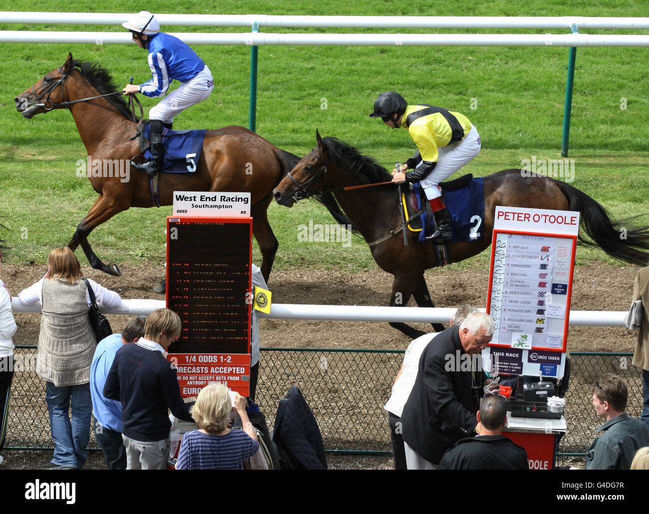 Horse Racing - Summer Season - Warwick Racecourse Stock Photo - Alamy