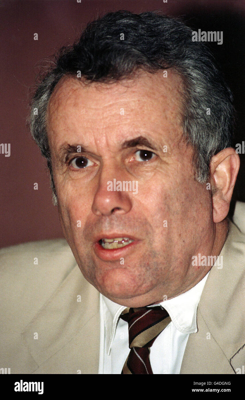 PA NEWS 18/12/97 TATTON MP MARTIN BELL AT A NEWS CONFERENCE TO LAUNCH A ...