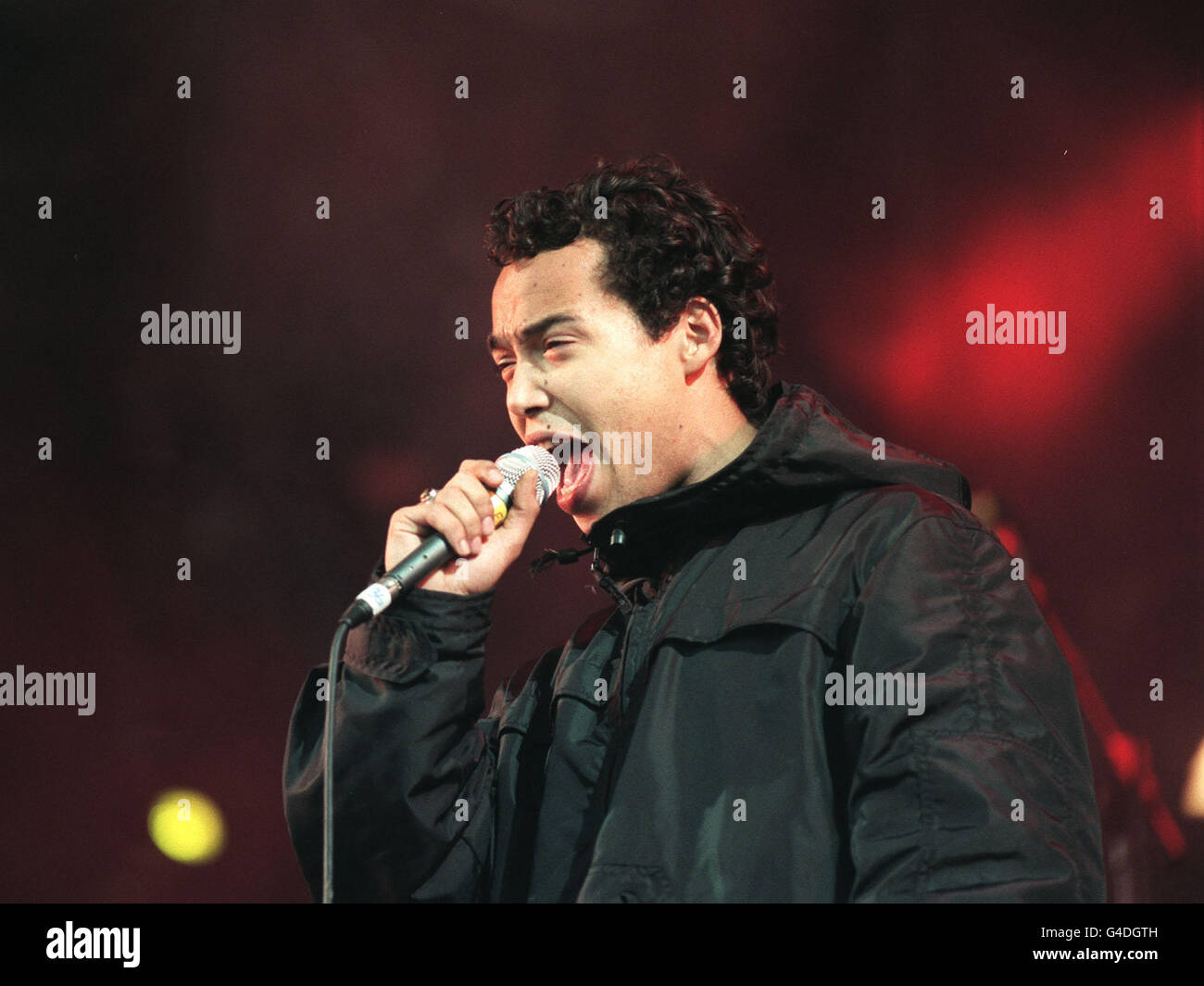 PA NEWS PHOTO 14/7/98 SINGER FINLEY QUAYE ON STAGE AT THE T IN THE PARK ...