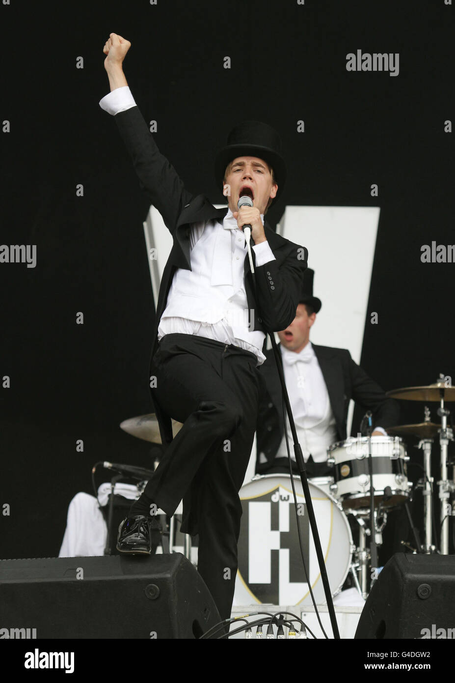 Lead singer howlin pelle almqvist hives hi-res stock photography and ...