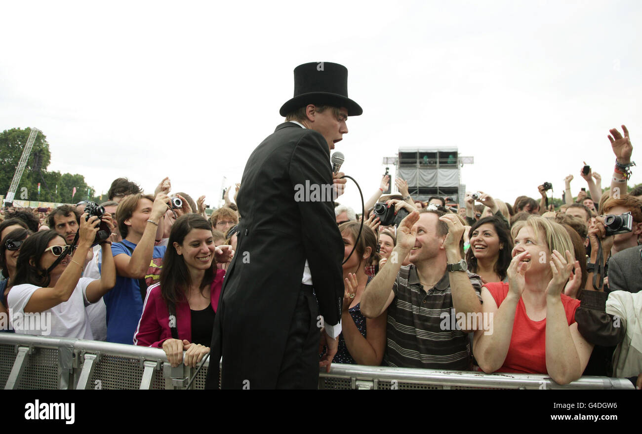 The hives lead singer hi-res stock photography and images - Alamy