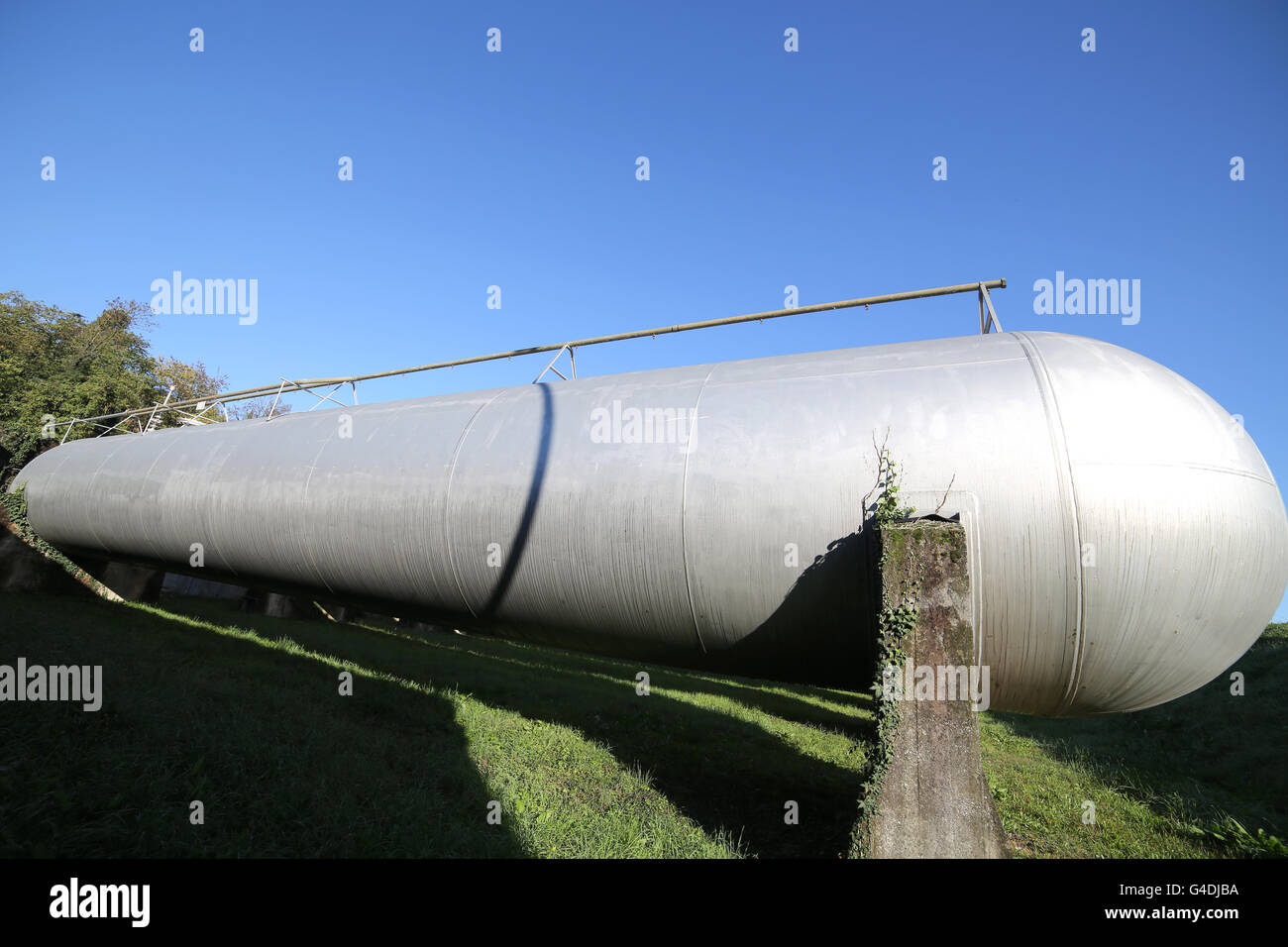long huge pressure vessel for the storage of methane gas in the fuel ...