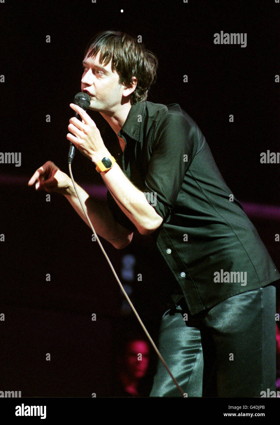 PA NEWS 25/7/98 JARVIS COCKER, LEAD SINGER OF THE BAND 'PULP', PERFORMS ...