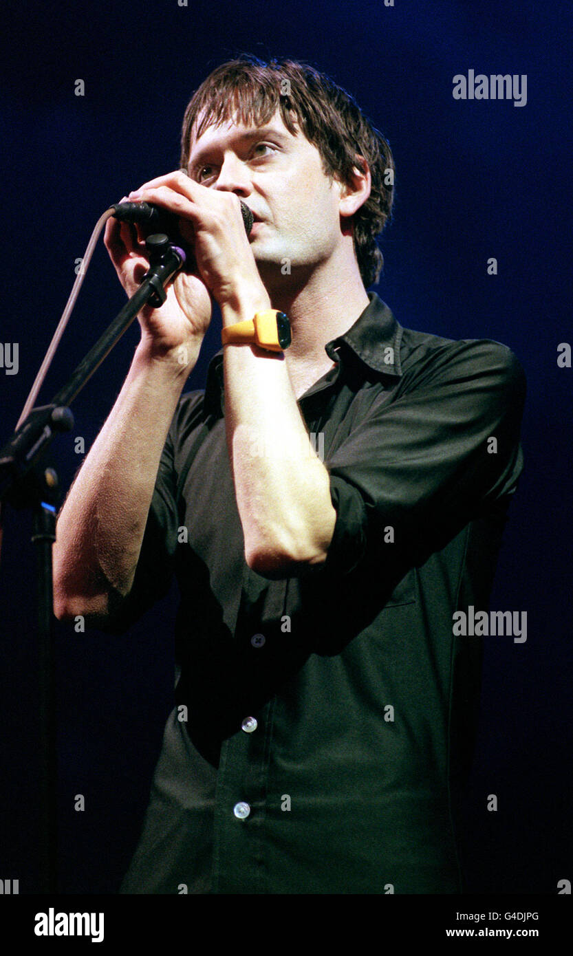 PA NEWS 25/7/98 JARVIS COCKER, LEAD SINGER OF THE BAND 'PULP', PERFORMS ...