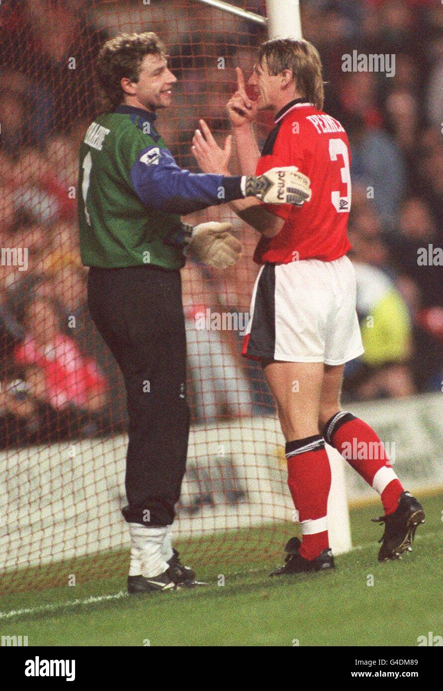 L-R: DMITRI KHARINE, CHELSEA. STUART PEARCE, NOTTINGHAM FOREST Stock ...