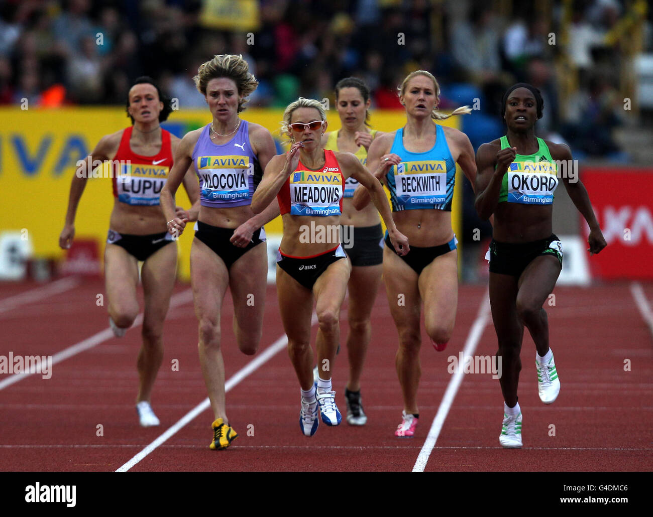 Great Britain's Jenny Meadows comes through to win the women's 800m ...